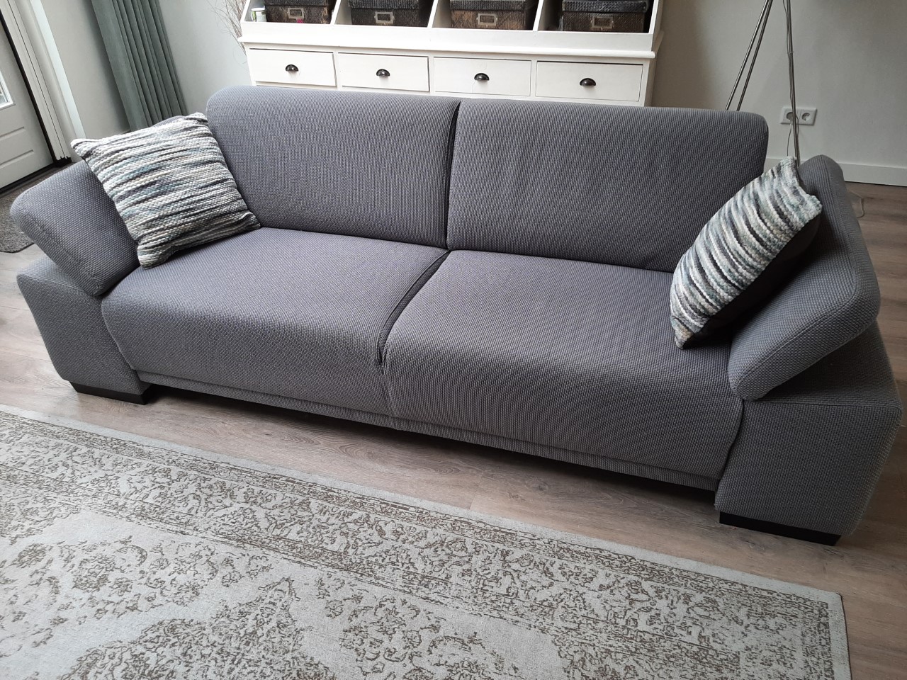 2,5 ZITS GRIJZE STOFFEN BANK, VERSTELBARE LEUNINGEN in Boxmeer - Huis ...
