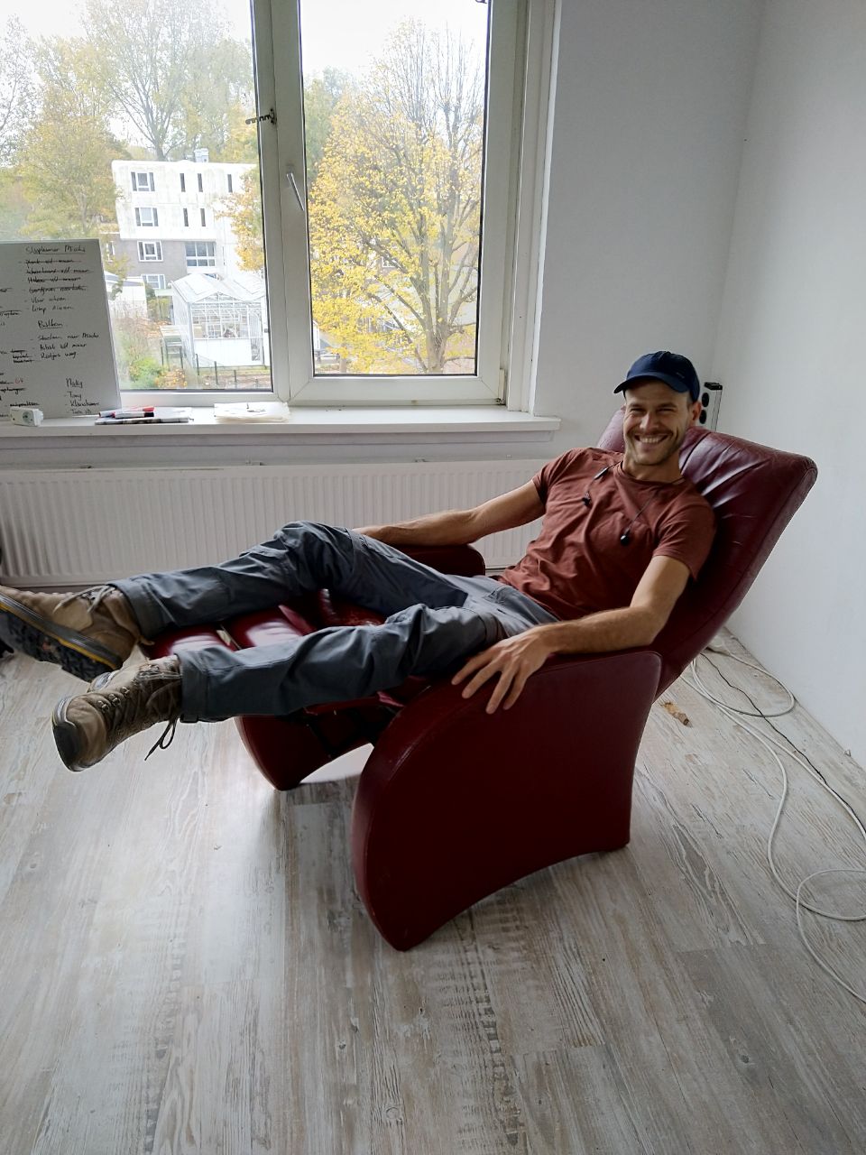 GROTE RODE LEREN STOEL MET LUIE STAND in Delft - Huis en Inrichting ...