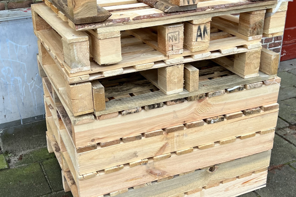 STAPEL MET HOUTEN PALLETS in Haarlem - Huis en Inrichting, Accessoires ...