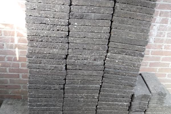 STOEPTEGELS 30 BIJ 30. ONGEVEER 100 STUKS.ZIJN AL UIT DE TUIN GEHAALD ...