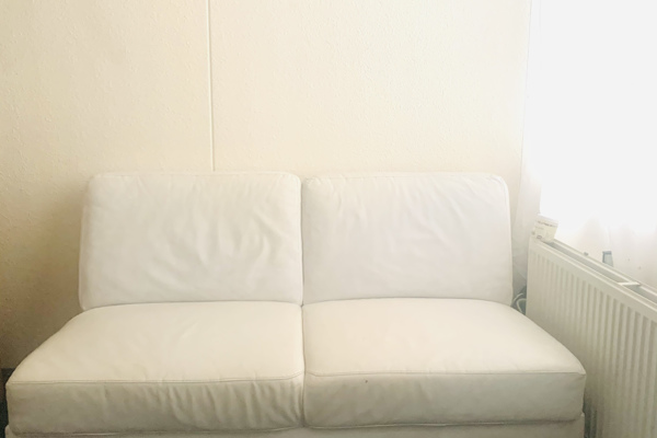 KLEINE WITTE LEREN BANK, HANDIG VOOR KLEINE WOONKAMERS/ STUDIO’S OF ...
