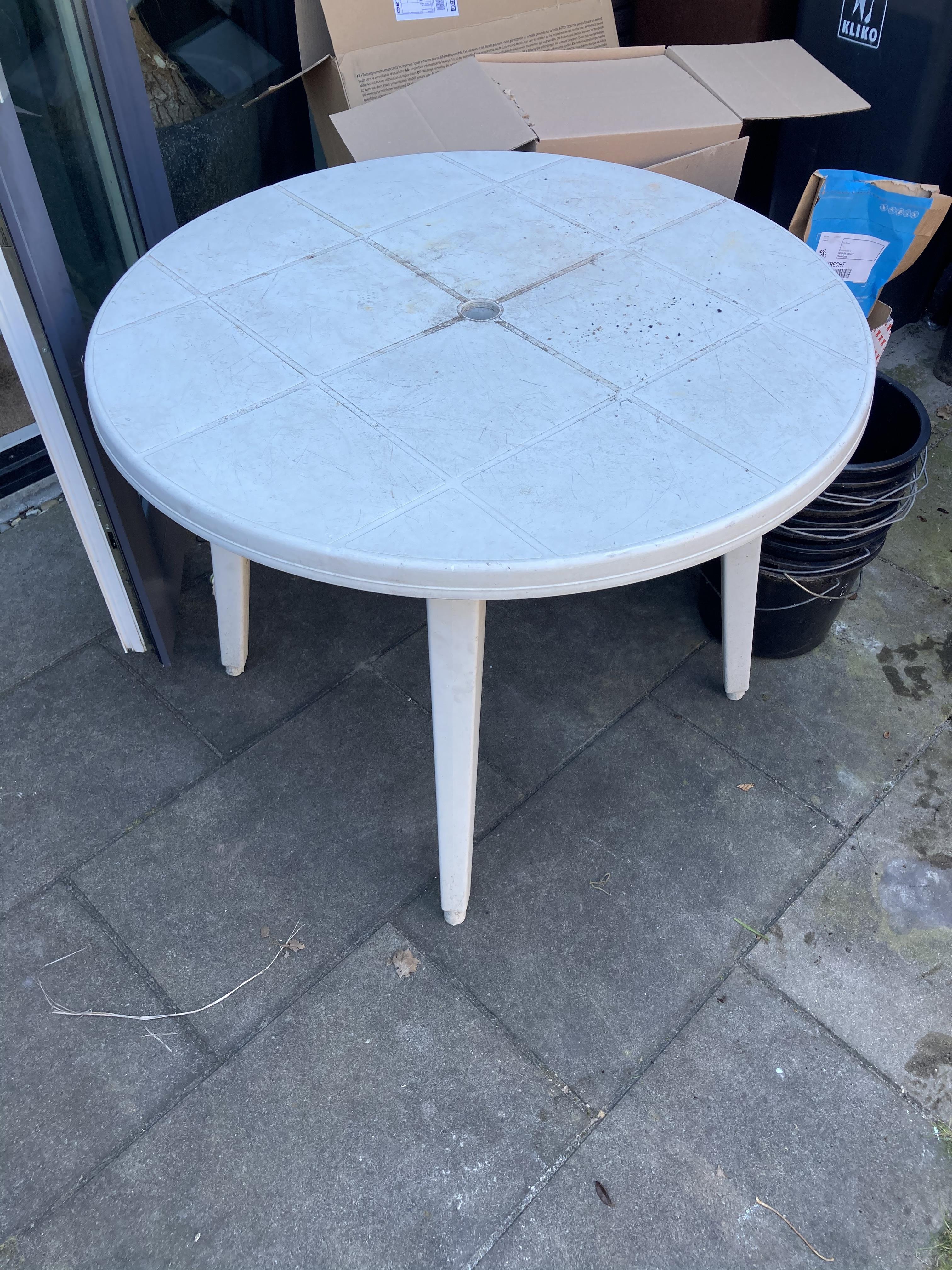 WITTE PLASTIC TUINTAFEL in Utrecht - Tuin en Terras, Huisjes en ...