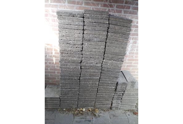 STOEPTEGELS 30 BIJ 30. ONGEVEER 100 STUKS.ZIJN AL UIT DE TUIN GEHAALD ...